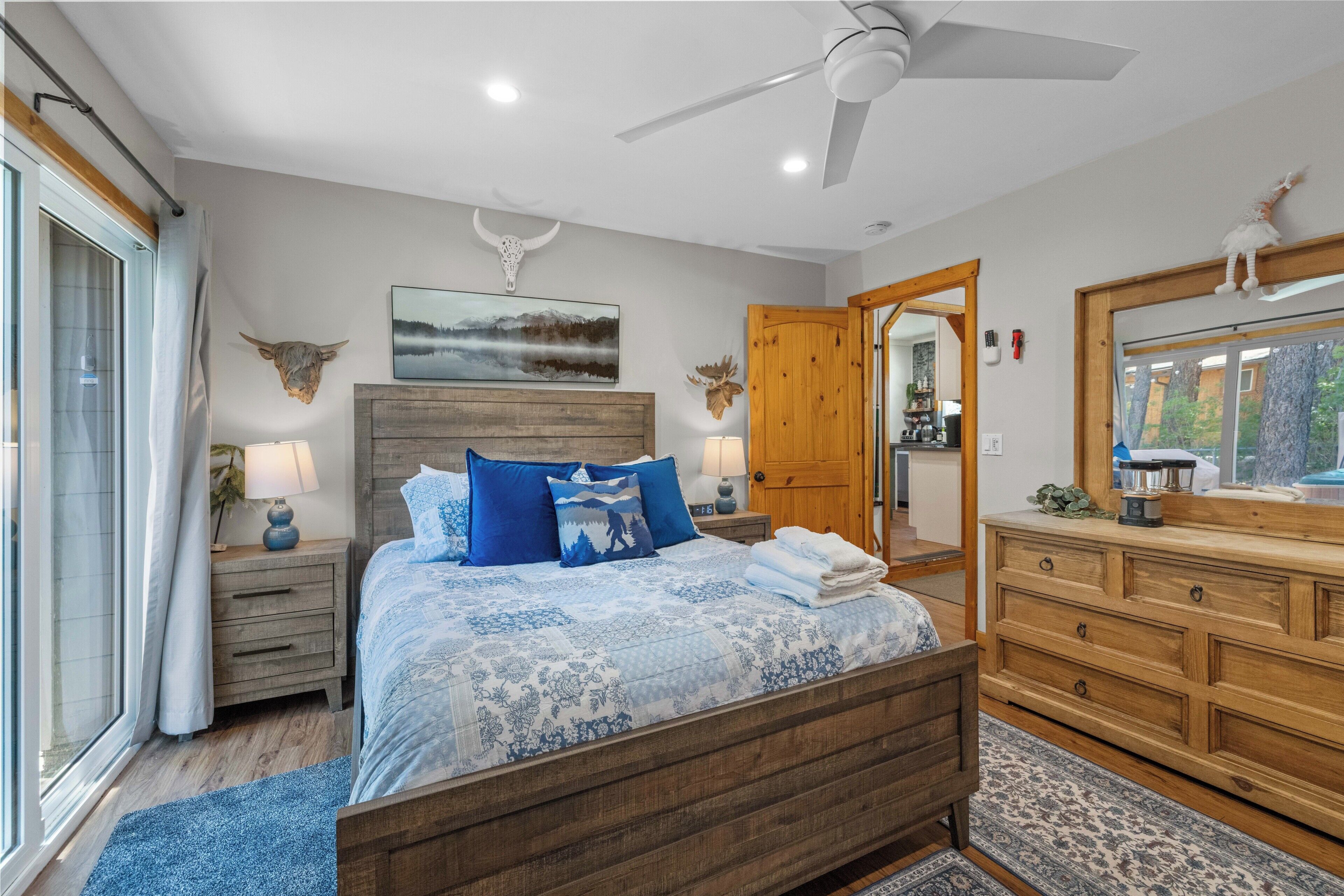Casa com design assinado, 4 quartos, banheira de imersão, vista para a montanha | Ferros/tábuas de passar roupa, Wi-Fi de cortesia