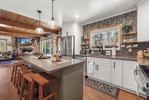 Casa com design assinado, 4 quartos, banheira de imersão, vista para a montanha | Cozinha privada | Geladeira, micro-ondas, fogão, cooktop