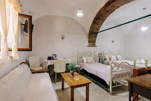 Quarto triplo família | Cofres nos quartos, quartos à prova de som