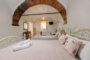 Quarto Triplo Familiar | Cofre no quarto, quartos insonorizados, ferro/tábua de engomar