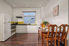 Villa Familiar, 4 quartos | Cozinha privada | Um frigorífico, um micro-ondas, uma placa de cozinha 