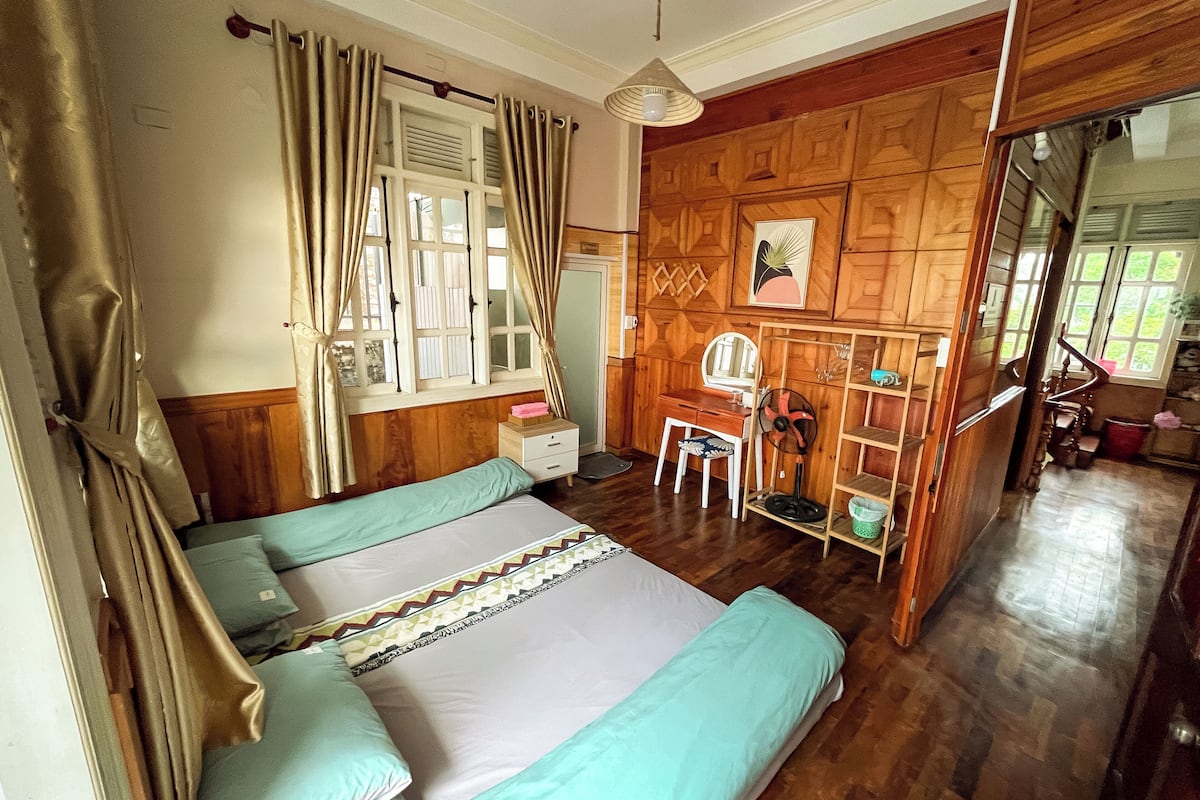 Quarto com cama, escrivaninha, cadeira e guarda-roupa.