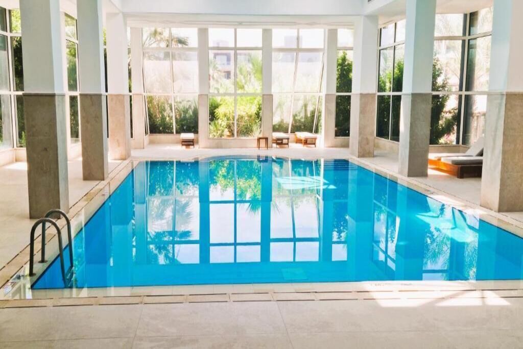 Piscina interna, 2 piscinas externas, barracas de cortesia, guarda-sóis