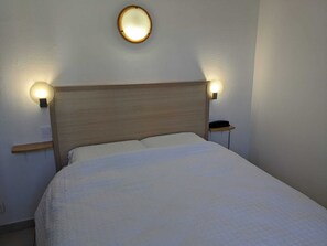 Quarto Duplo Comfort, Vista para a cidade | Secretária, secretária adequada para computadores portáteis 