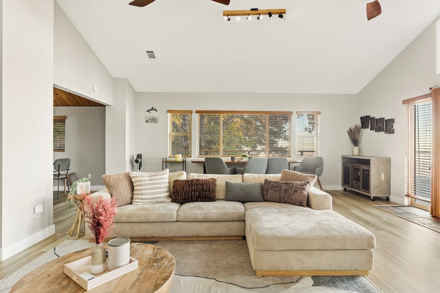 Above The Clouds Cabin - Views, Dog Friendly, Games, Ac! - San Bernardino, CA