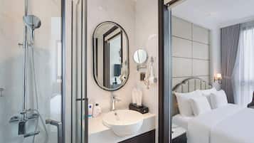 Quarto casal luxo | Banheiro | Secador de cabelo, chinelos, toalhas de banho, sabonete