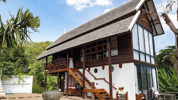 Villa Familiar, vista para o jardim | Secretária, Wi-fi grátis