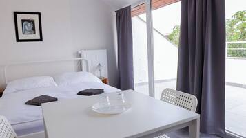 Quarto casal ou duplo standard | Escrivaninha, espaço de trabalho para notebook, cortinas blackout