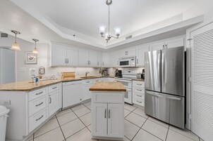 Apartamento Signature em Condomínio Fechado, 3 quartos, varanda, vista para a praia | Cozinha privada | Um frigorífico, um micro-ondas, um forno, uma placa de cozinha 