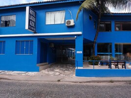 Um edifício azul com uma placa indicando 'HOTEL LAGOA AZUL' e o número '638' na fachada.