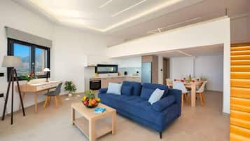 Suite, varanda, vista para o jardim | Sala de estar | Televisor