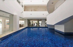 Piscina interior, 6 piscinas exteriores, guarda-sóis, espreguiçadeiras 