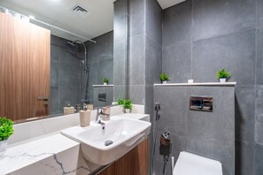 Apartamento Deluxe, 2 quartos, cozinha, vista para a praia | Casa de banho | Artigos de higiene ecológicos, um secador de cabelo, toalhas fornecidas 