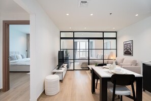 Apartamento Deluxe, 2 quartos, cozinha, vista para a praia | Sala de jantar