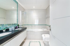 Apartamento Superior, 2 quartos, vista para o porto | Casa de banho | Uma combinação polibã/banheira, artigos de higiene ecológicos 