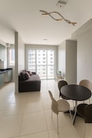 Apartamento clássico, varanda coberta | Área de estar | TV de tela plana