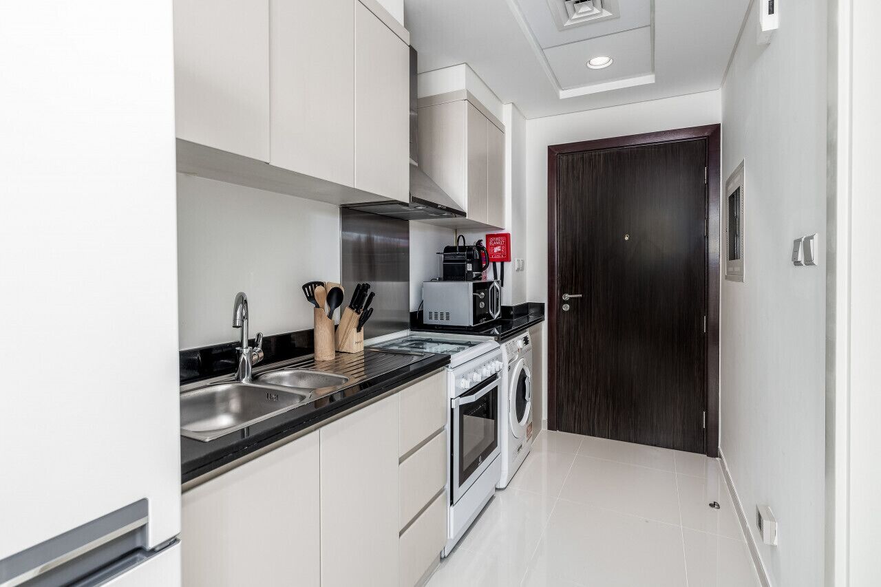 Estúdio Premier, 1 cama queen-size, kitchenette, Vista para a cidade | Cozinha privada | Um frigorífico/congelador grande, um micro-ondas, um forno 
