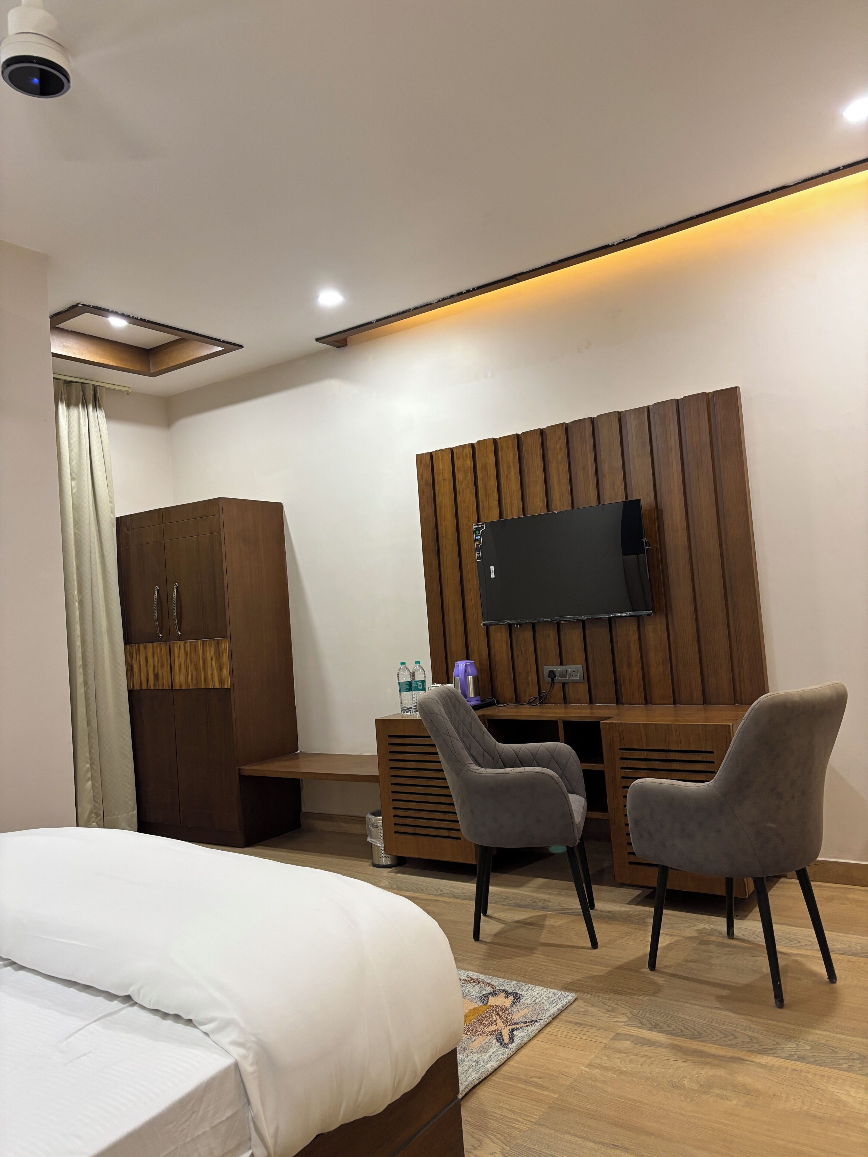 Quarto Duplo ou Twin Clássico, vista para a montanha | Cofre com capacidade para portátil, secretária 