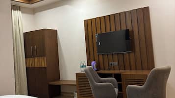 Quarto Duplo ou Twin Clássico, vista para a montanha | Cofre com capacidade para portátil, secretária