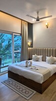 Quarto superluxo, vista para o rio | Cofres nos quartos, escrivaninha, espaço de trabalho para notebook