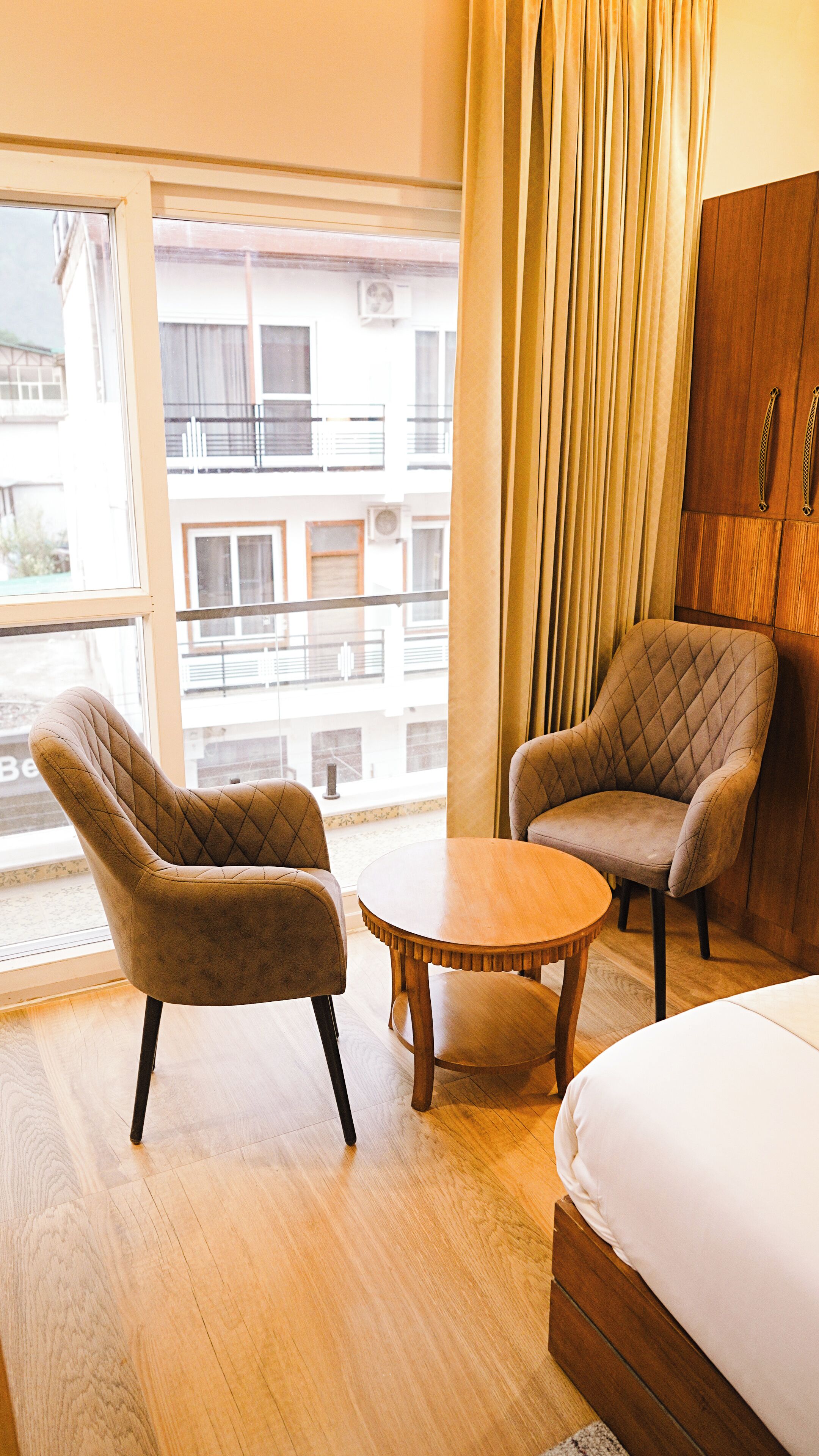 Quarto Duplo ou Twin Clássico, vista para a montanha | Cofre com capacidade para portátil, secretária 