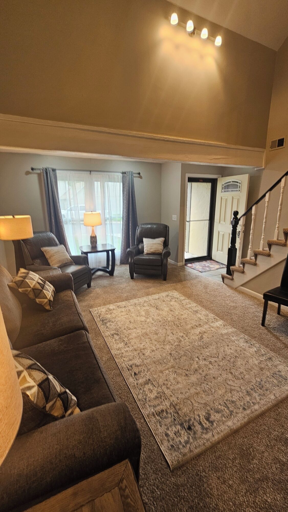 Chic & Central: Modern 2br Overland Park Hideaway - Overland Park, KS