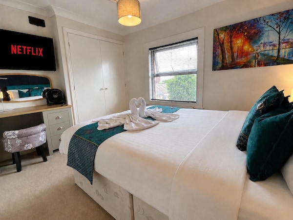 Character Bedford Apartment With Two Bedrooms - Bedford