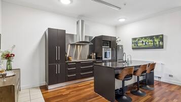 Apartamento | Cozinha privada | Geladeira, micro-ondas, fogão, cooktop
