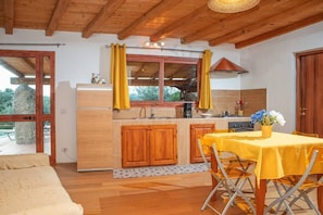 Apartamento executivo, 1 quarto, piscina particular | Área de estar | TV de tela plana