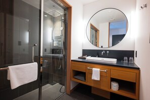 Quarto Executivo | Casa de banho | Artigos de higiene pessoal grátis, um secador de cabelo 