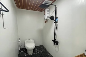Villa | Casa de banho | Um polibã, um chuveiro fixo, artigos de higiene pessoal grátis 