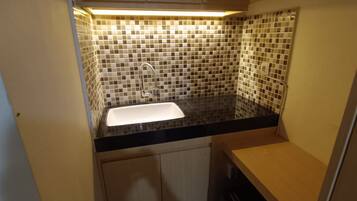Quarto Duplo Deluxe | Casa de banho | Um polibã, toalhas fornecidas