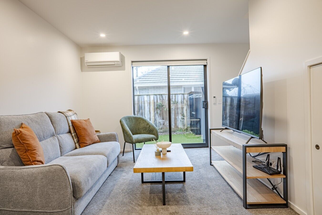 Contemporary 2br Townhouse In Fairfield - Porirua