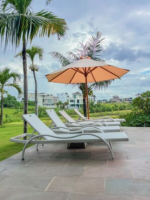 Vila, piscina particular, vista para o parque | Terraço/pátio
