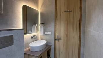 Quarto casal luxo | Banheiro | Chuveiro, secador de cabelo, toalhas de banho, sabonete