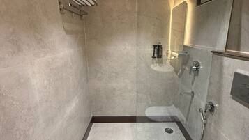 Quarto casal superior | Banheiro | Chuveiro, secador de cabelo, toalhas de banho, sabonete