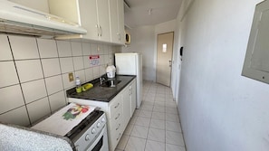 Apartamento | Cozinha privada | Um frigorífico, um micro-ondas, uma placa de cozinha