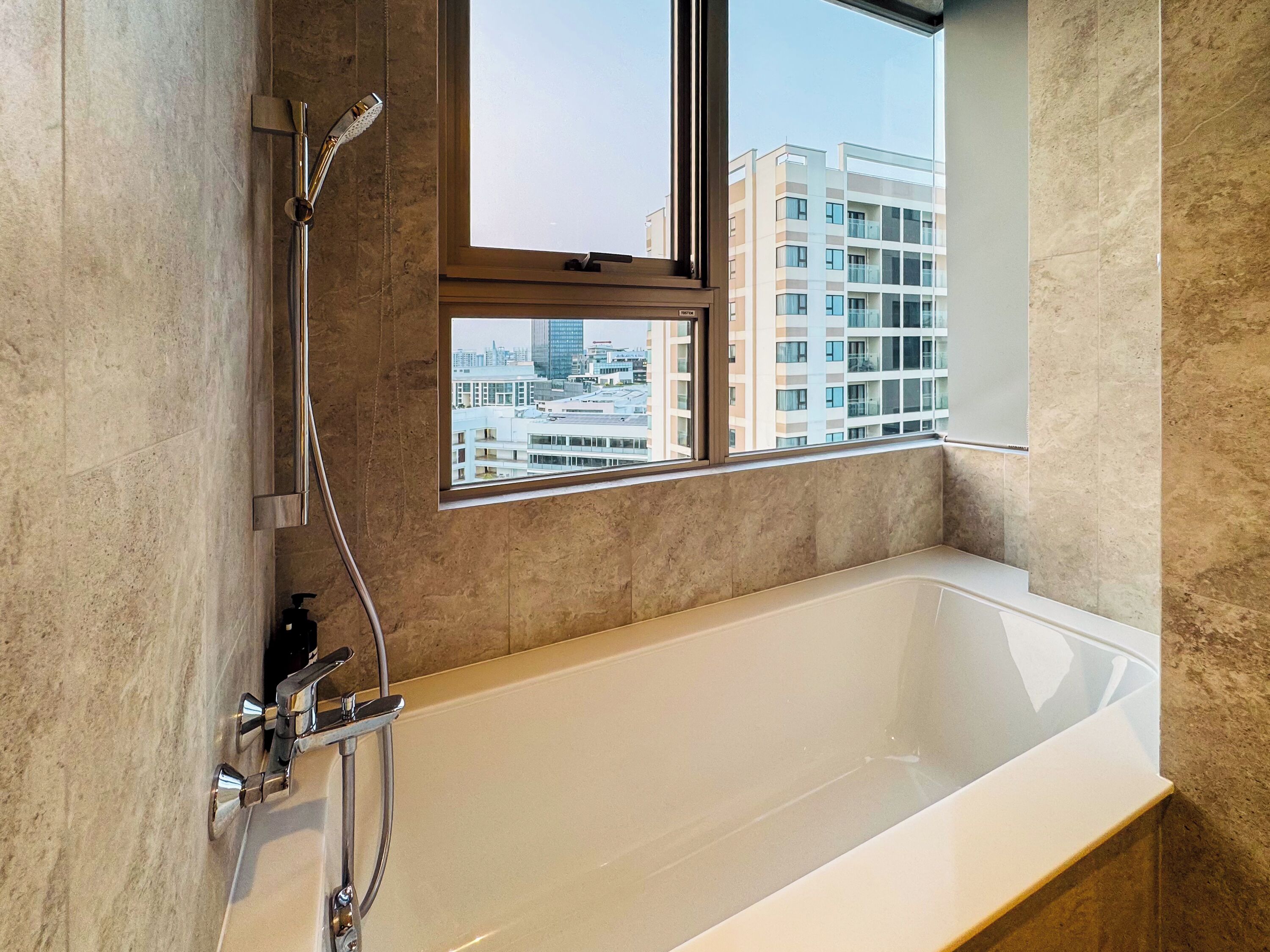 Apartamento Básico, varanda, Vista para a cidade | Casa de banho | Chinelos 
