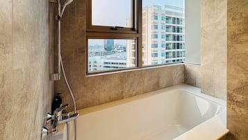 Apartamento Básico, varanda, Vista para a cidade | Casa de banho | Chinelos