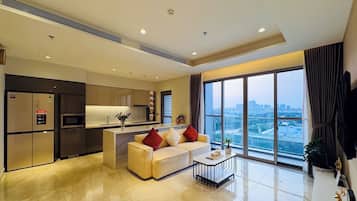 Apartamento básico, sacada, vista para a cidade | Parte interna