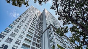 Um edifício alto com vários andares, janelas amplas e design arquitetônico moderno.