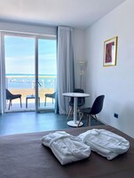 Quarto casal superior, vista para o mar | Lençóis italianos Frette, roupas de cama premium