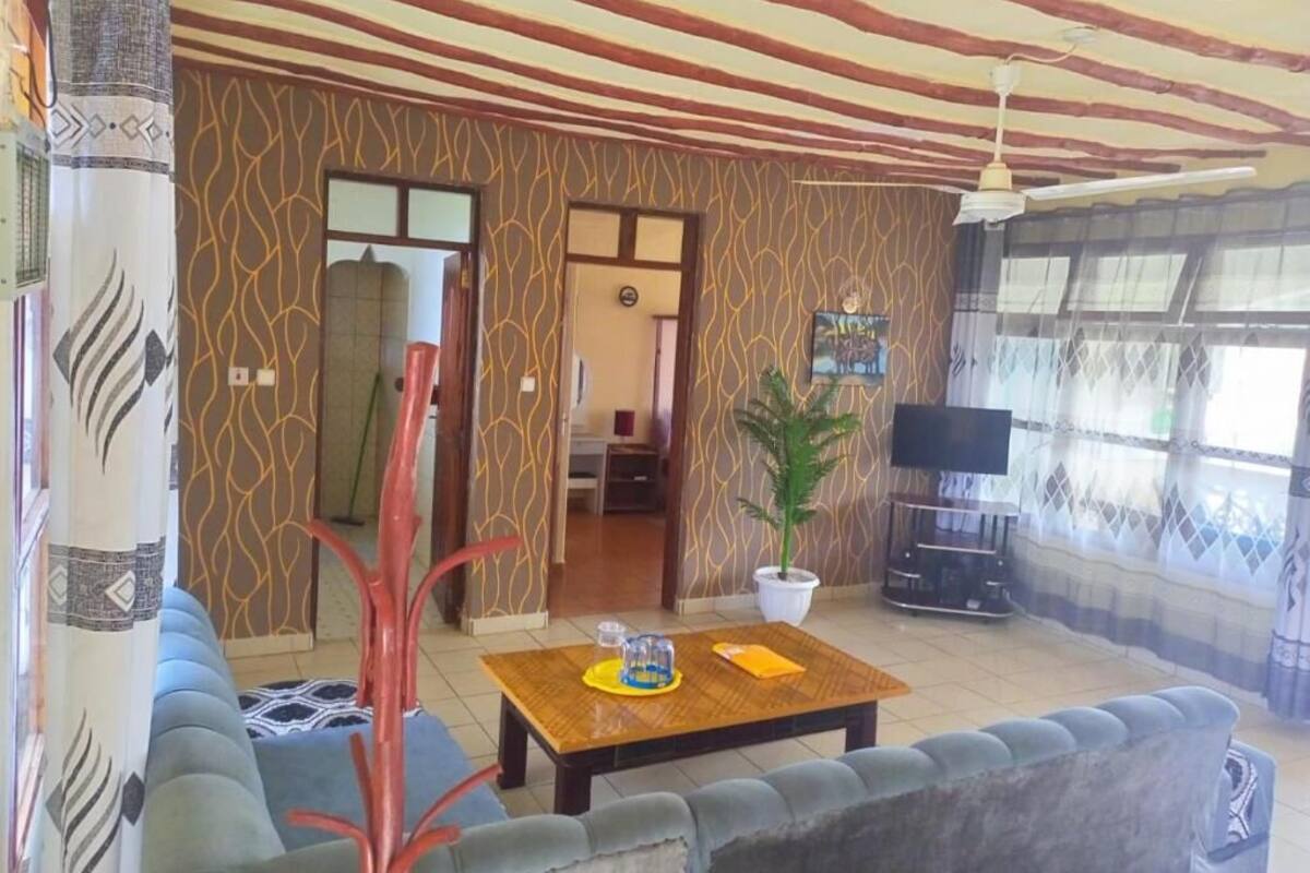 Apartamento Deluxe, vista para o jardim | Sala de estar | Smart TV de 24 polegadas com canais digitais