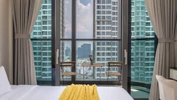 Apartamento luxo, 1 quarto, vista para a cidade | Escrivaninha, espaço de trabalho para notebook, cortinas blackout