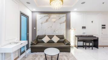 Apartamento luxo, 1 quarto, vista para a cidade | Área de estar | TV de tela plana 75 polegadas com canais digitais