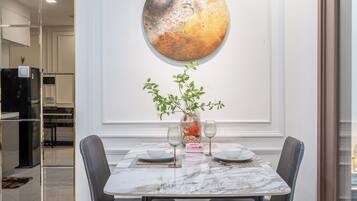Apartamento luxo, 1 quarto, vista para a cidade | Opções para refeição