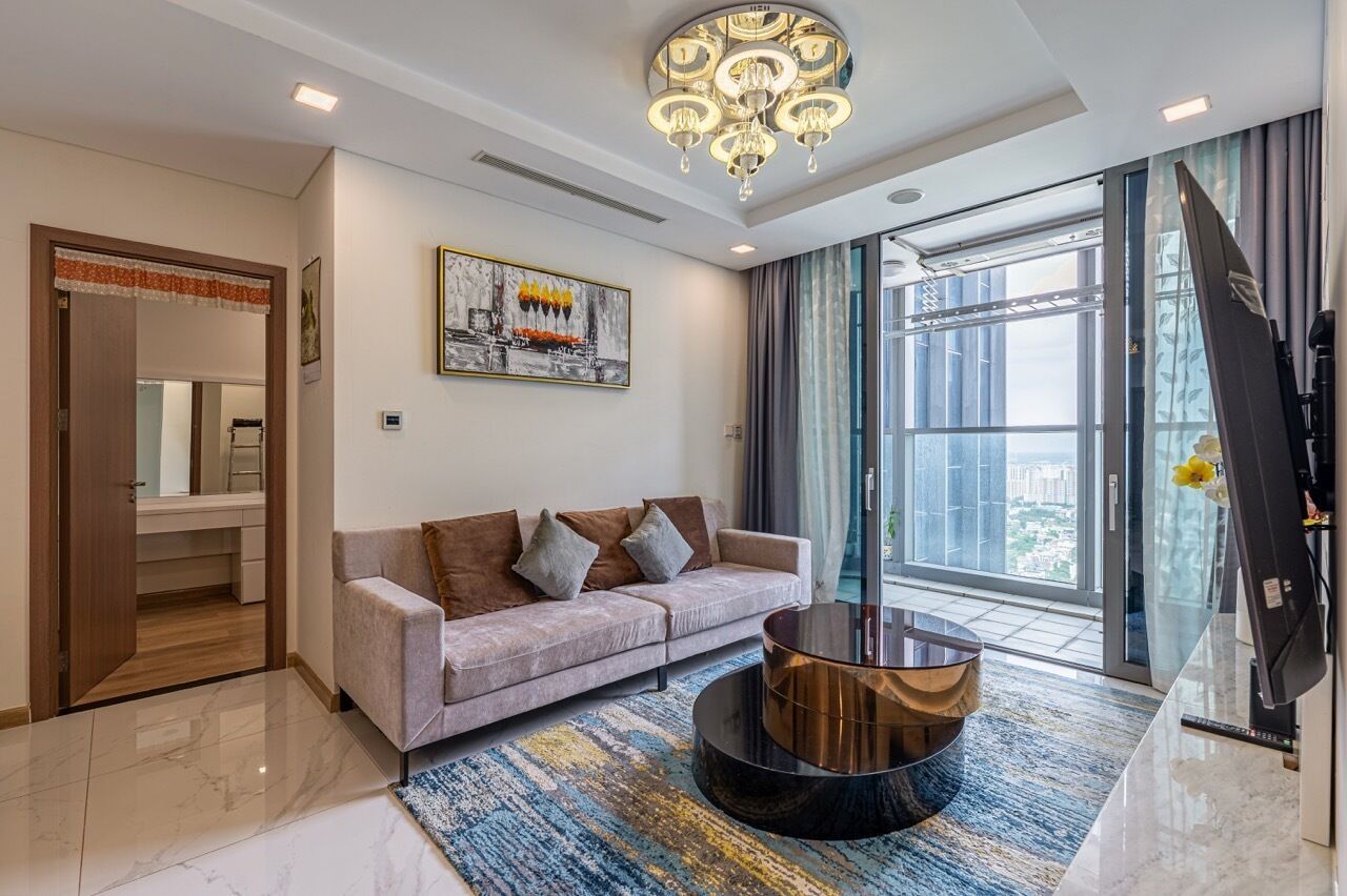 Apartamento luxo, 3 quartos, vista para a cidade | Área de estar | TV de tela plana 75 polegadas com canais digitais