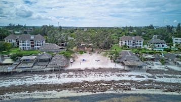Na praia, areia branca
