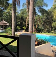 Quarto casal ou duplo standard, varanda, vista para o jardim | Piscina | Piscina externa