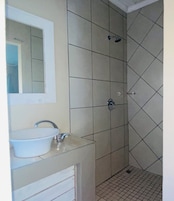 Quarto Duplo ou Twin Standard, pátio, vista para o jardim | Casa de banho | Um polibã, toalhas fornecidas, sabão, papel higiénico 